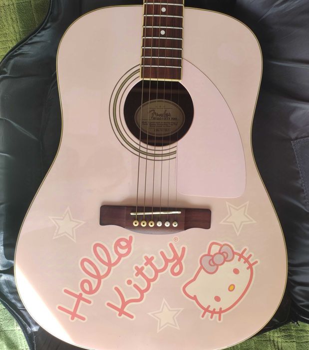 Guitarra Limitada da Hello Kitty -Fender Esgueira • OLX.pt