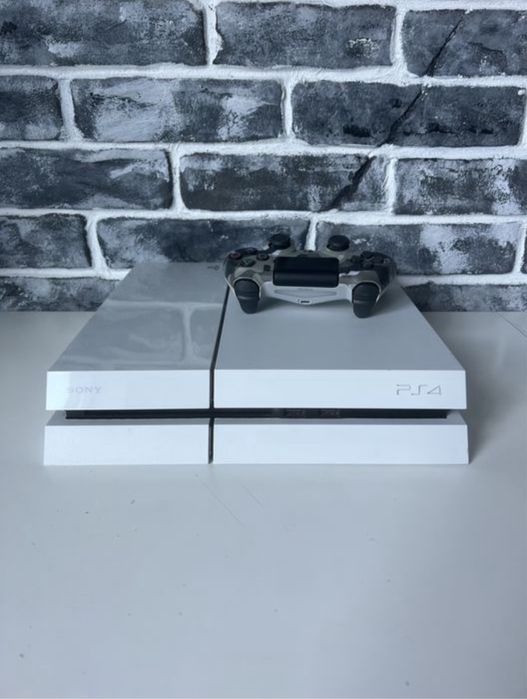 Ps4 fat 500 - белая- 2 джойстика: 8 000 грн. - Приставки Одеса на Olx
