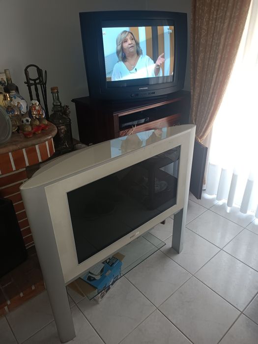 Tv philips crt com móvel Grijó E Sermonde • OLX.pt