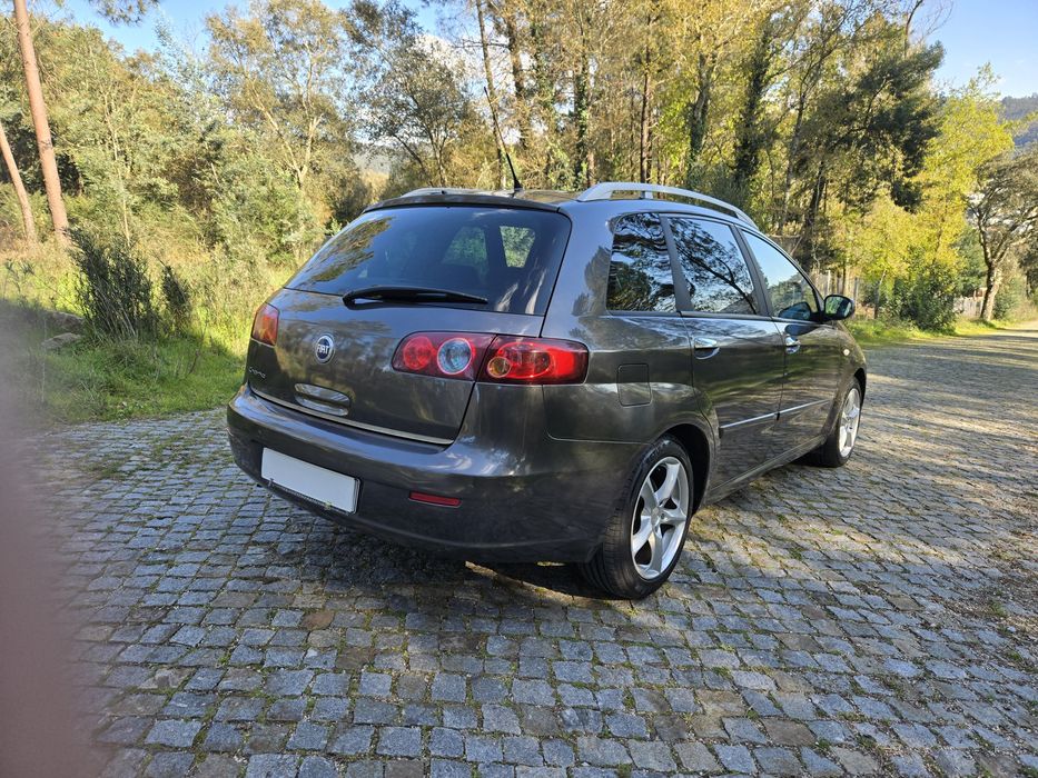 Luxo e conforto para viagens com a família em um carro muito novo ...