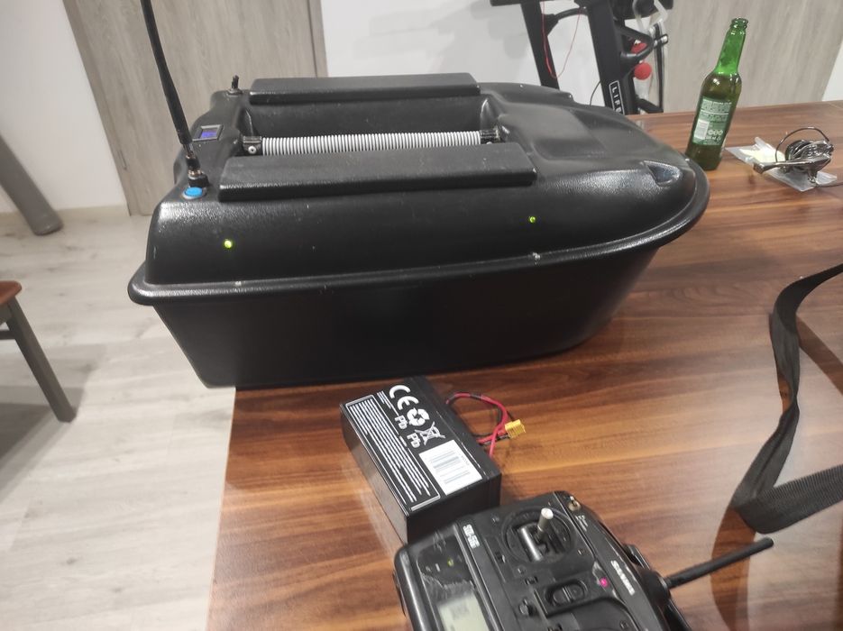 Łódka zanętowa na kadłubie fish Hunter plus torba transportowa Pszenno ...