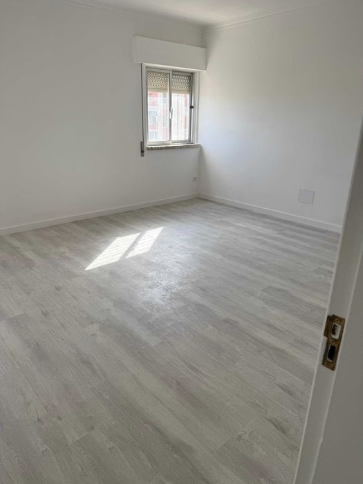 Arrendo T2 Remodelado com 3 assoalhadas no Carregado Carregado E Cadafais • OLX.pt