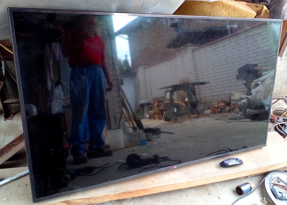 LG Телевизор 55" , 1м40см разбит светится рабочий Доставка: 1 999 грн. - Телевізори Київ на Olx