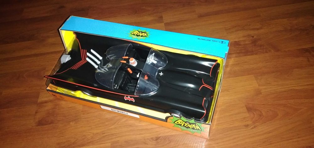 Batmobile 1966 series . escala 1.10 . McFarlane Benfica • OLX Portugal